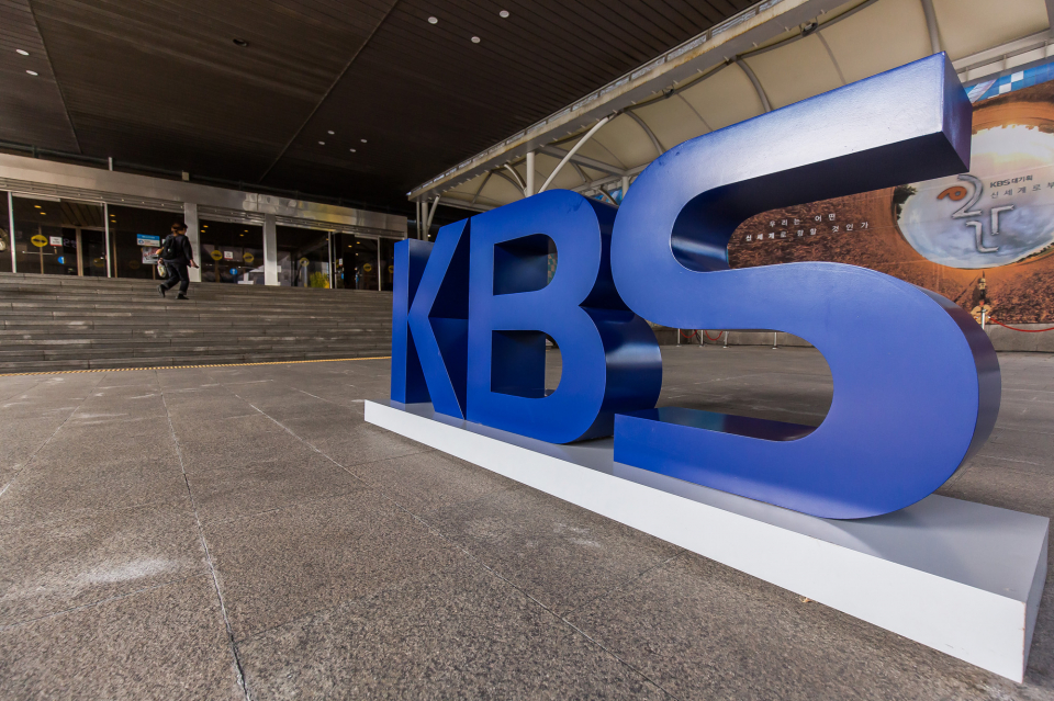 두 공영방송의 대결...'우파 장악' 문건 둘러싼 KBS-MBC 공방