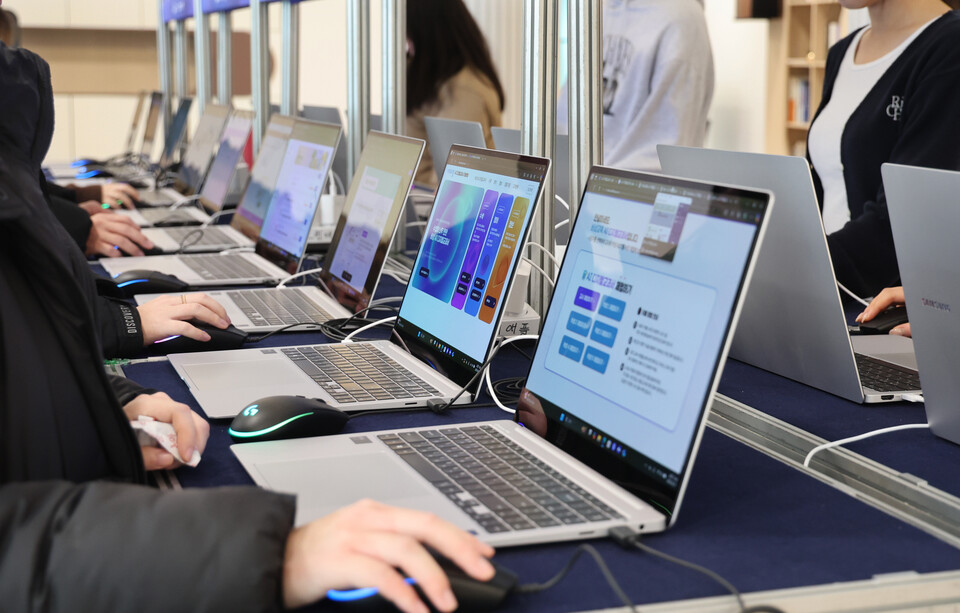 국회 교육위, ‘AI교과서→교육자료 격하’ 법안 처리…이주호 “유감 표명”