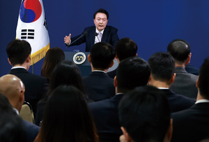 尹 “전광판 안 본다” 했는데…지지율은 17%, 또 ‘역대 최저치’ [한국갤럽]